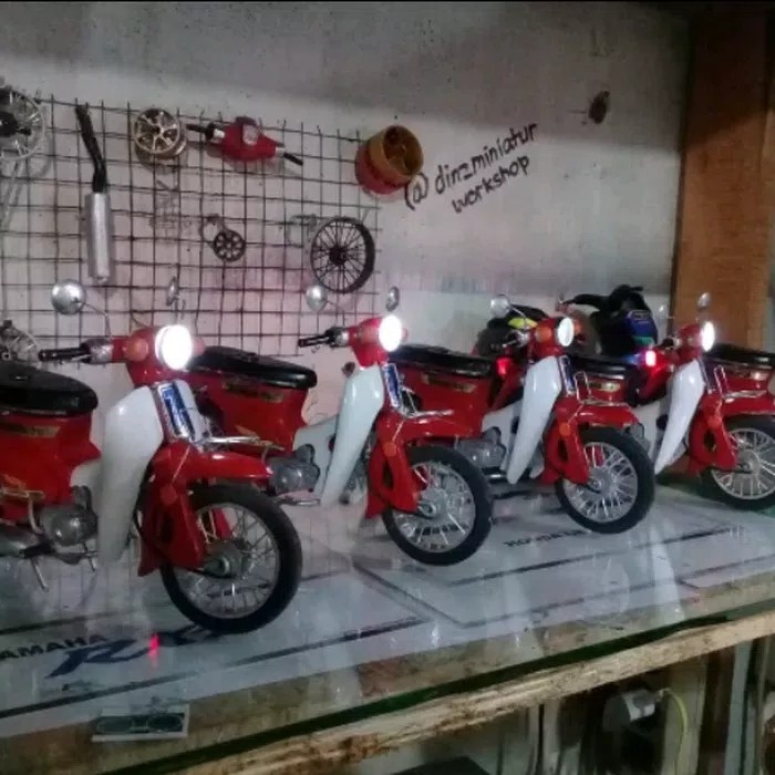 MINIATUR MOTOR HONDA C70 SKALA1:12 HANDMADE, Motor di Carousell