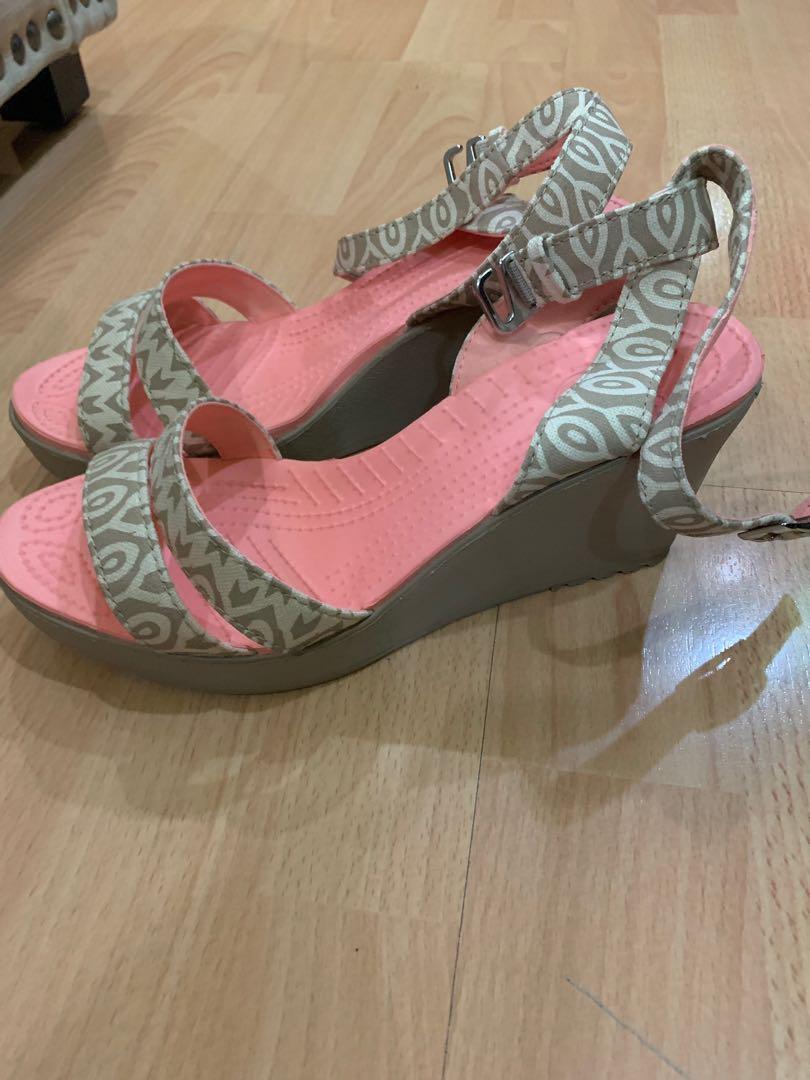 Crocs Wedge New, Women's Fashion, Footwear, Wedges on Carousell