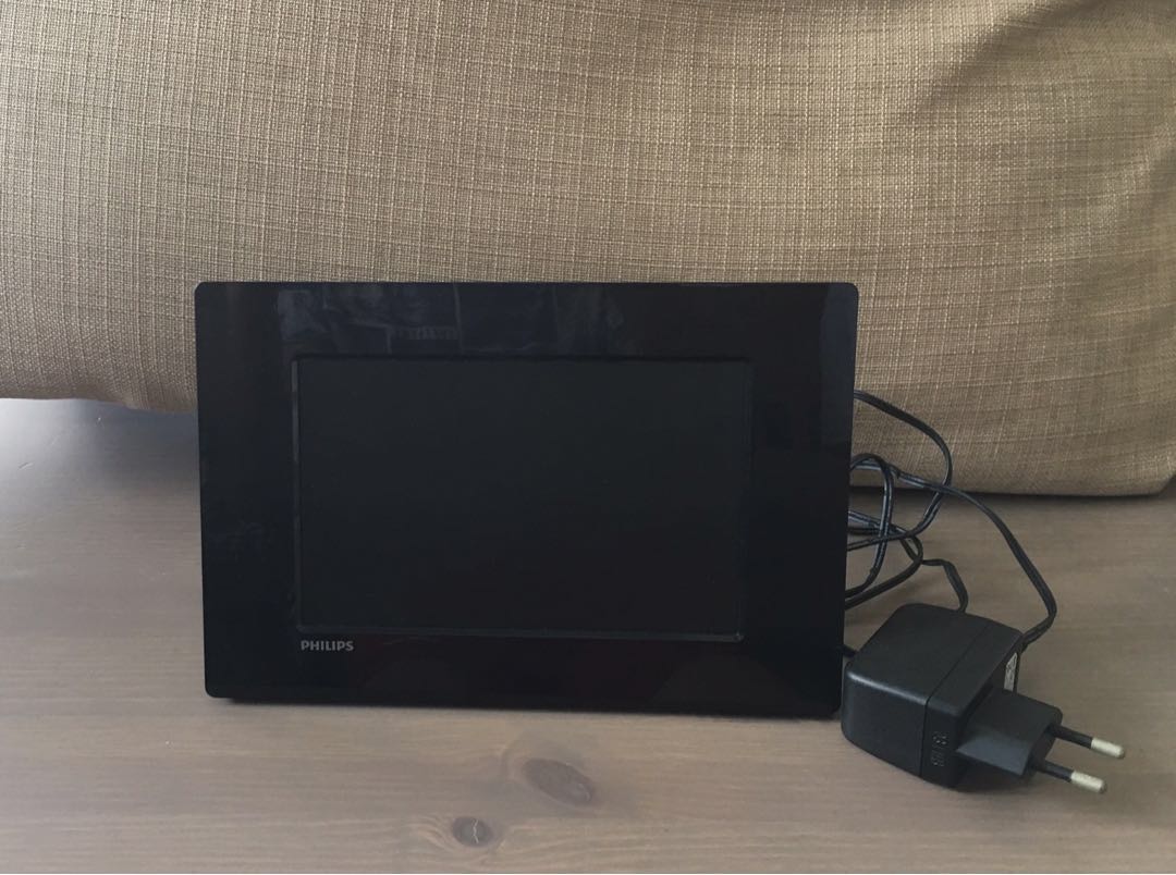 Philips digital photo frame, Furniture & Home Living, Home Decor ...