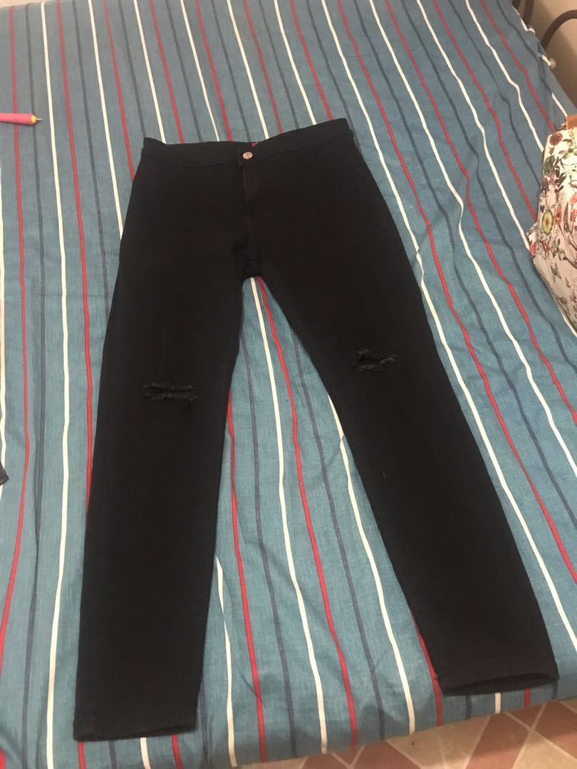 Knee ripped pants black on Carousell