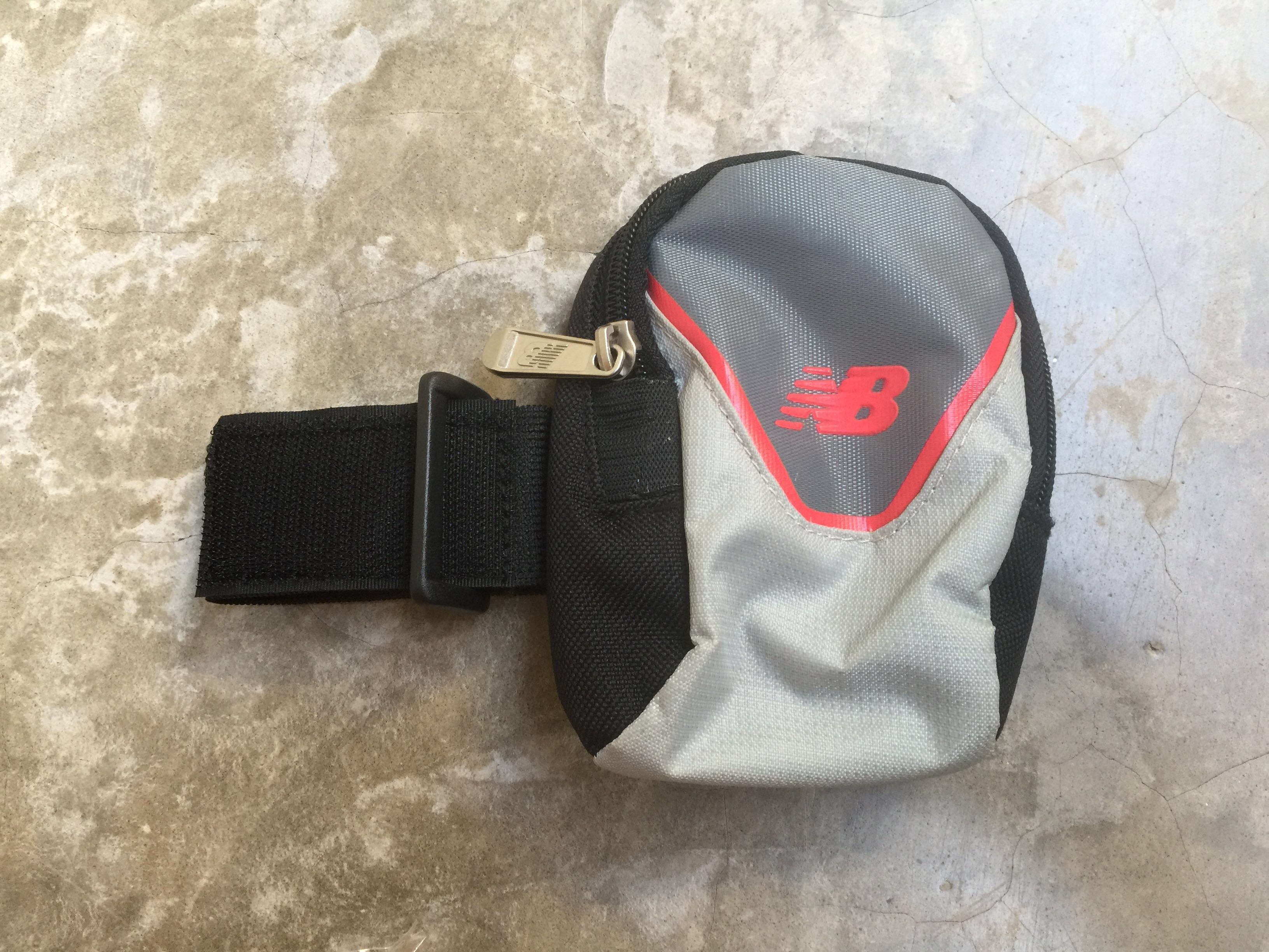 New Balance Exercise Arm Band, Men's Fashion, Activewear on Carousell