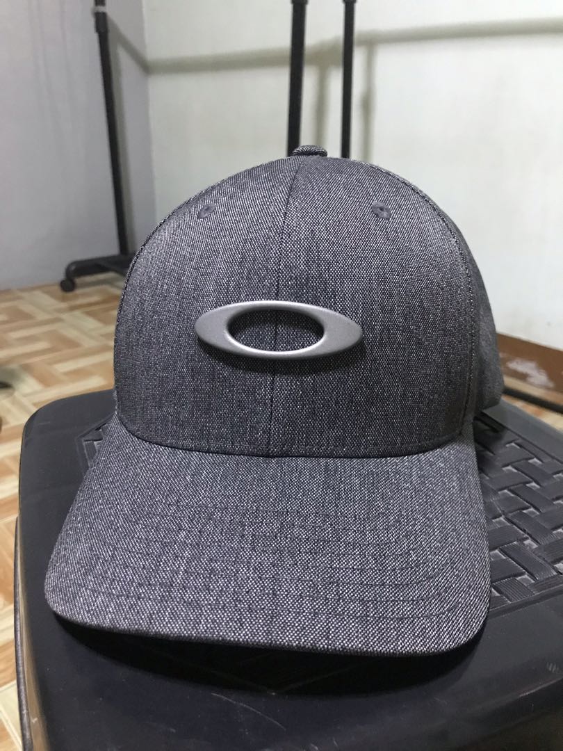 Oakley Bull Cap, Men's Fashion, Watches & Accessories, Caps & Hats on ...