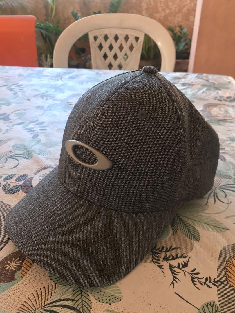 Oakley Bull Cap, Men's Fashion, Watches & Accessories, Caps & Hats on ...