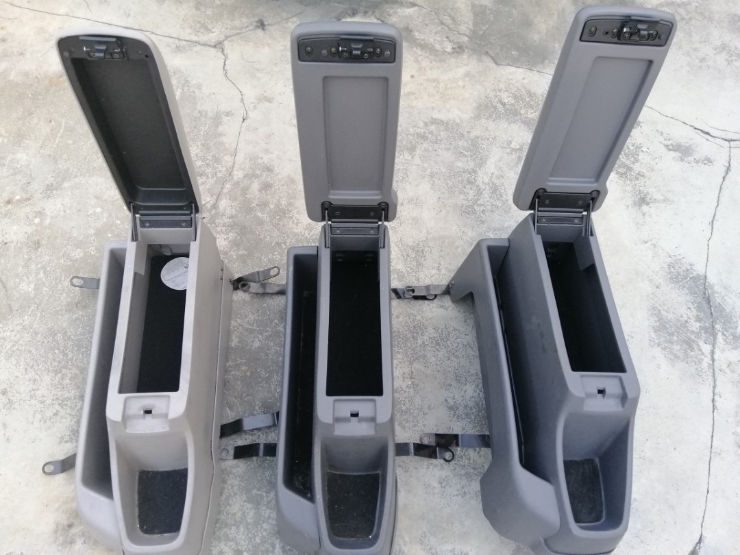 Estima Acr30 console box original, Auto Accessories on Carousell