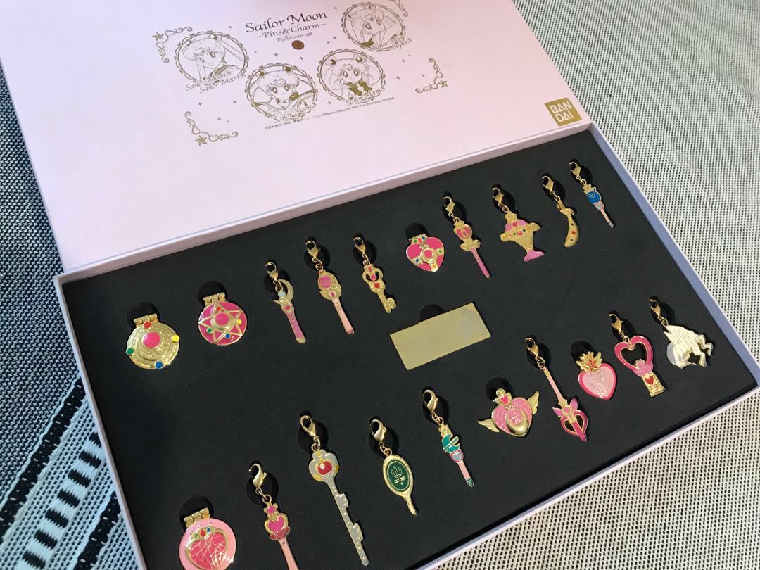 Sailor moon pin and charms fullmoon set Bandai, 興趣及遊戲, 旅行, 旅遊 - 旅行必需品及 ...