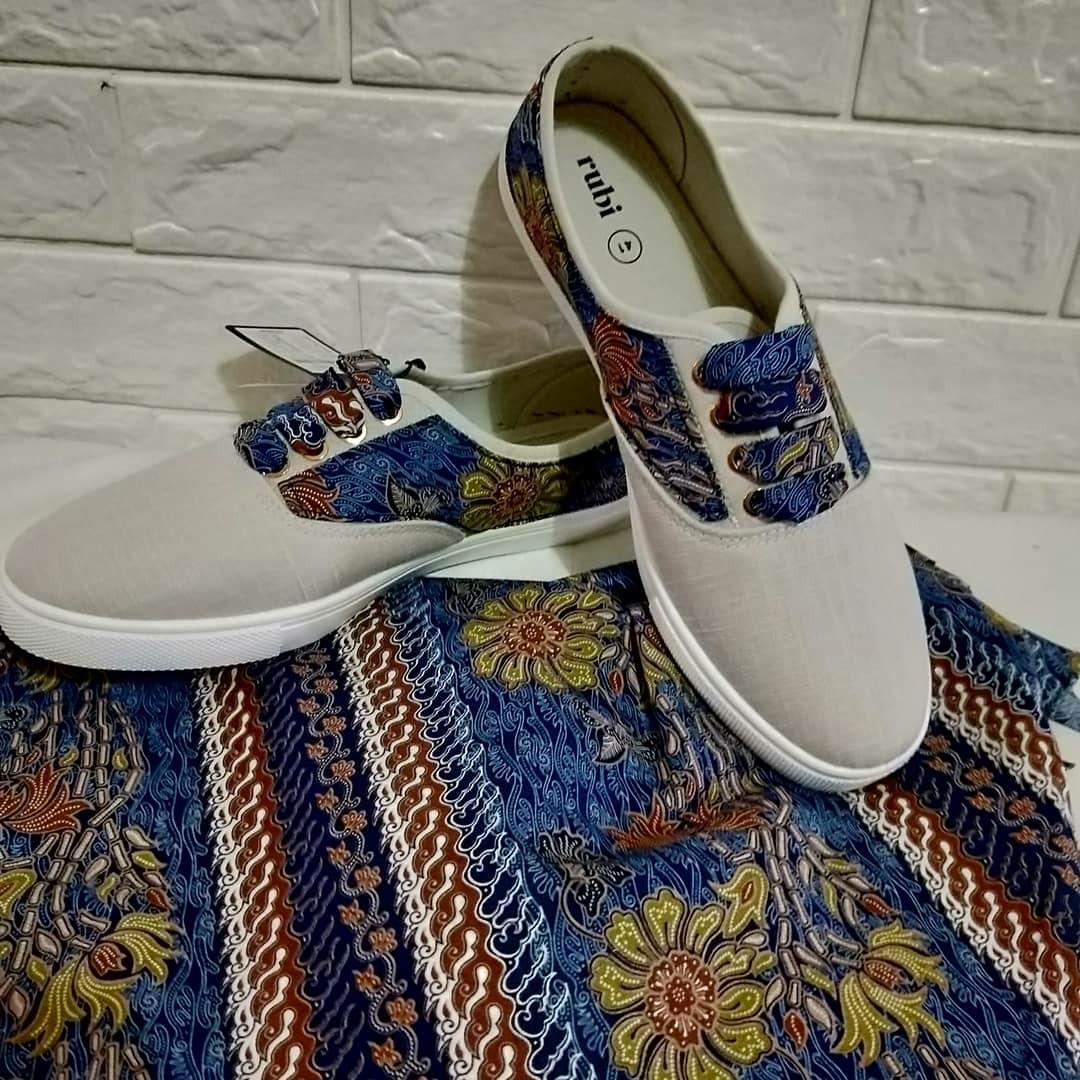 Customised Shoe, Women's Fashion, Footwear, Sneakers on Carousell