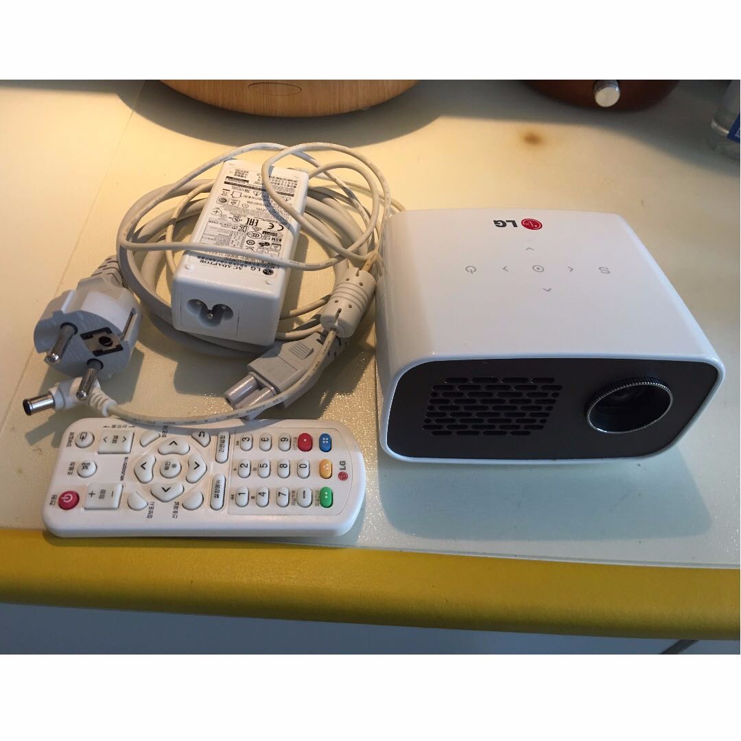 LG mini Beam HD Pocket Projector PH250 720p, TV & Home Appliances, TV ...