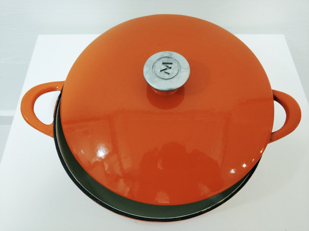 Mario Batali cast iron pot 26 cm, Furniture & Home Living, Kitchenware ...