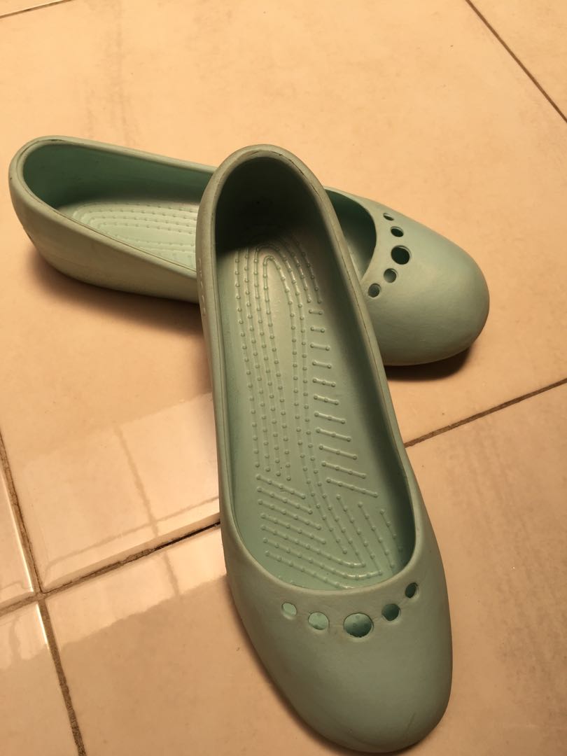 Sepatu Crocs Original, Fesyen Wanita, Sepatu di Carousell