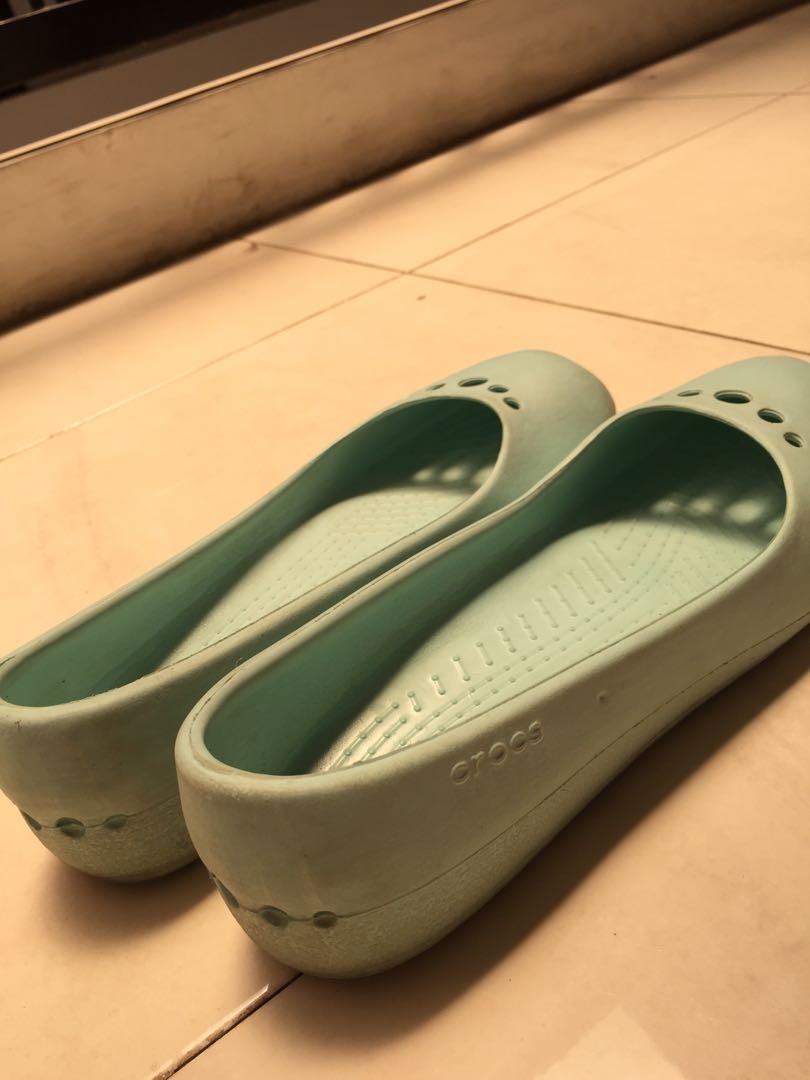 Sepatu Crocs Original, Fesyen Wanita, Sepatu di Carousell