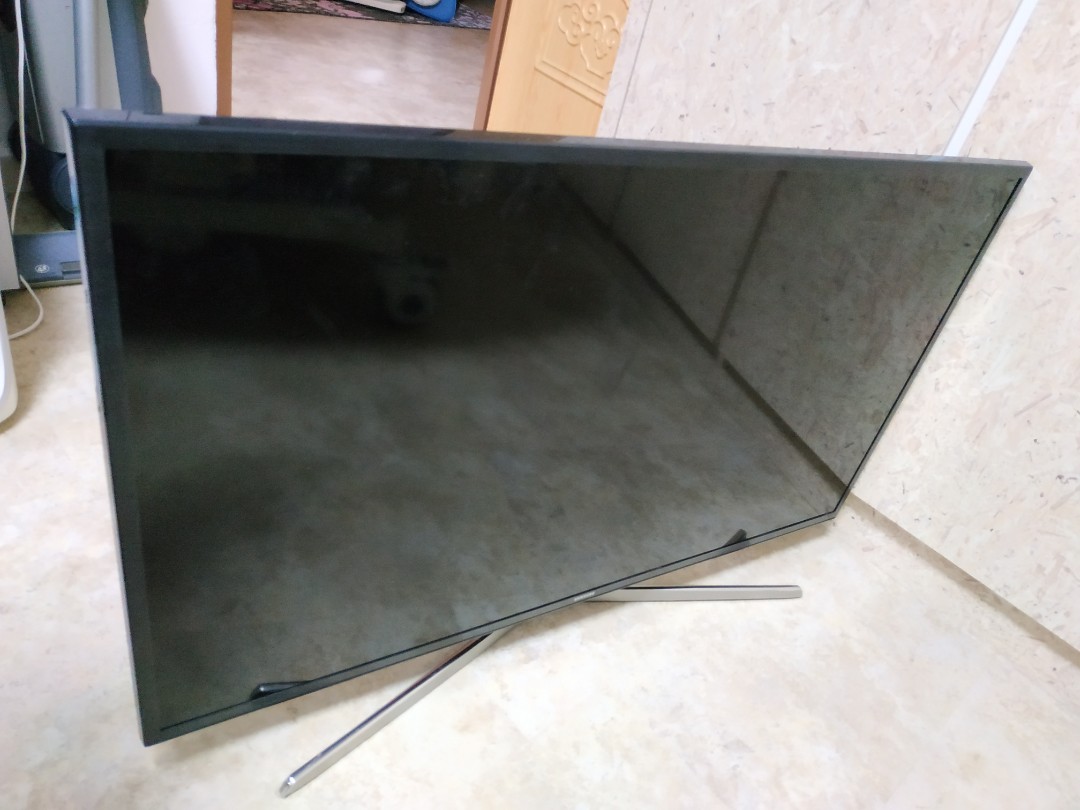 Cracked screen Samsung TV, TV & Home Appliances, TV & Entertainment, TV ...