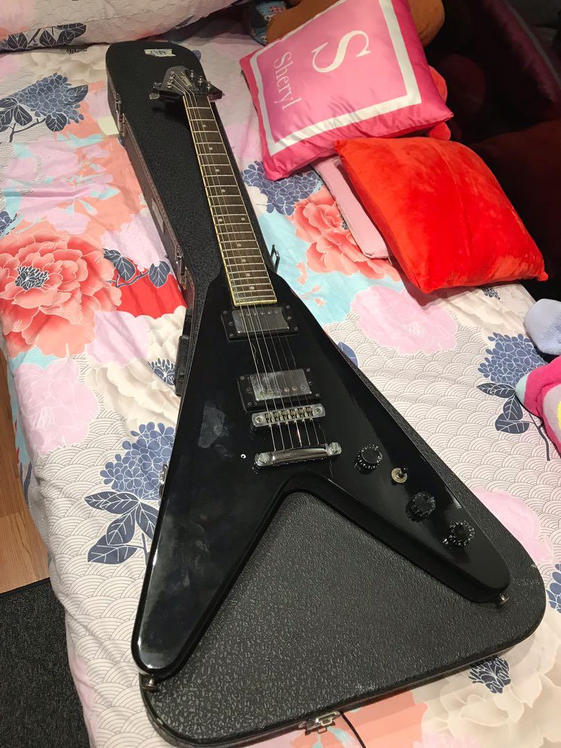Samick Artist Series Flying V with Hard Case, Hobbies & Toys, Music & Media, Musical Instruments ...