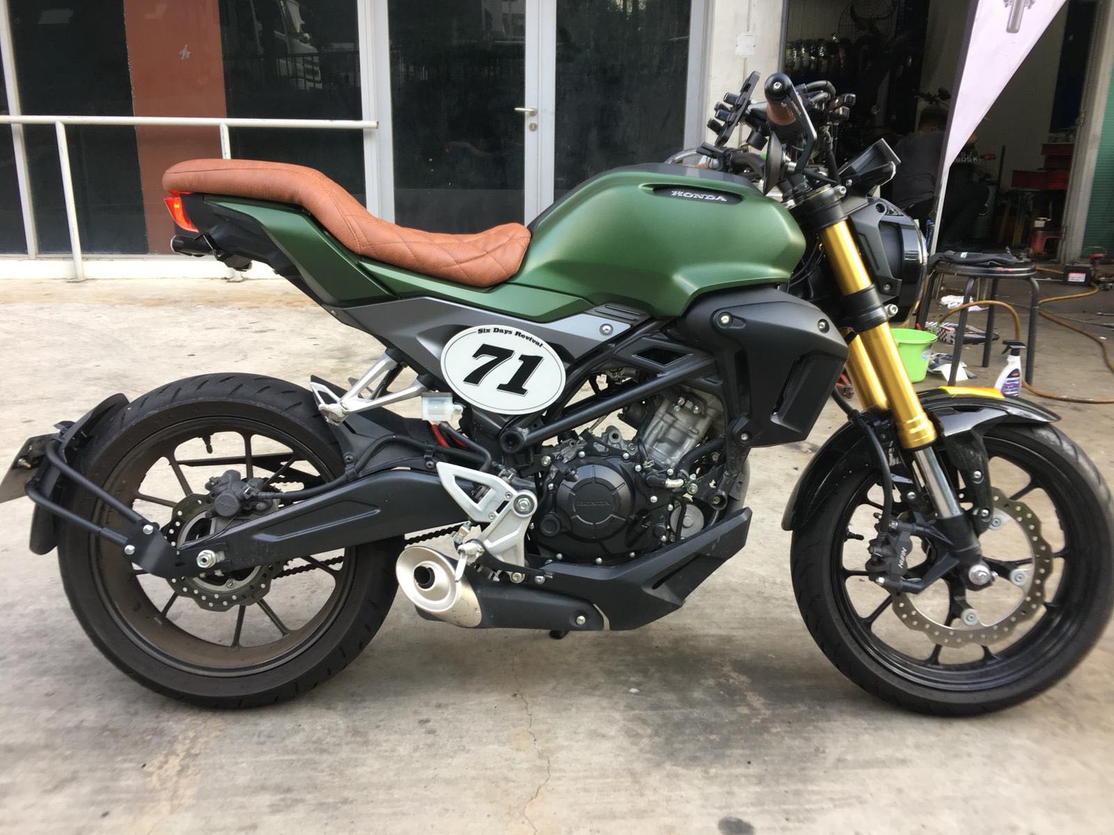 CB150R CB300 split seat mod to one key open., Motorcycles, Motorcycle ...