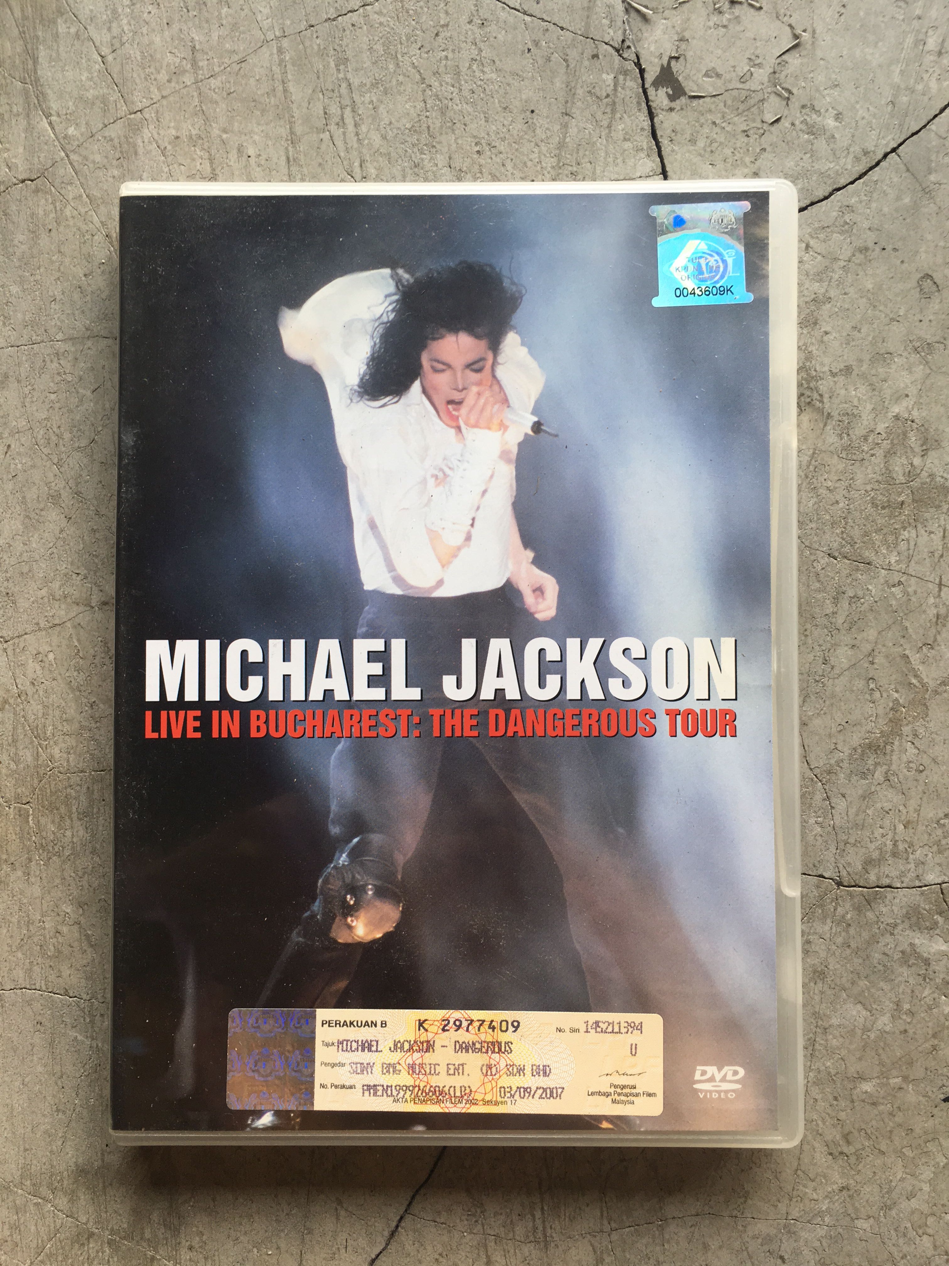 MICHAEL JACKSON LIVE IN BUCHAREST : THE DANGEROUS TOUR, Hobbies & Toys, Music & Media, CDs ...