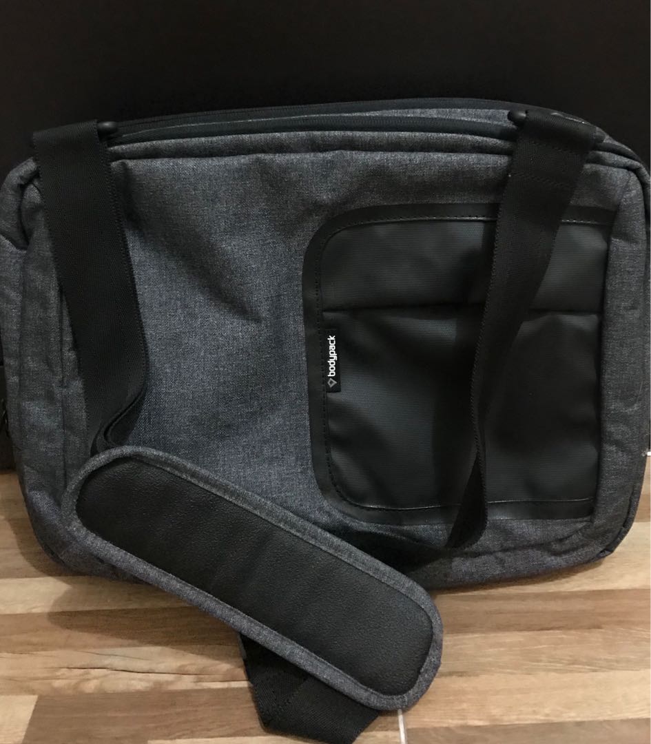 Bodypack Laptop, Fesyen Pria, Tas & Dompet , Tas Selempang di Carousell