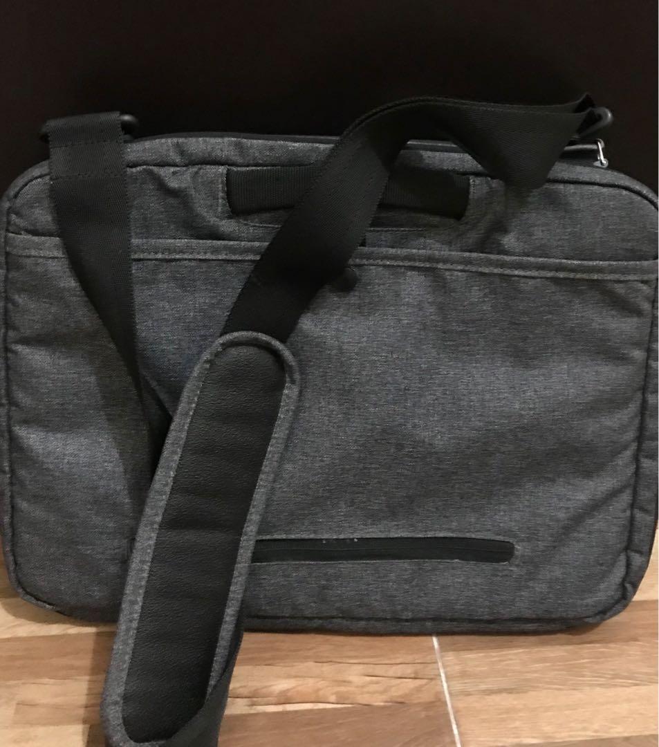 Bodypack Laptop, Fesyen Pria, Tas & Dompet , Tas Selempang di Carousell