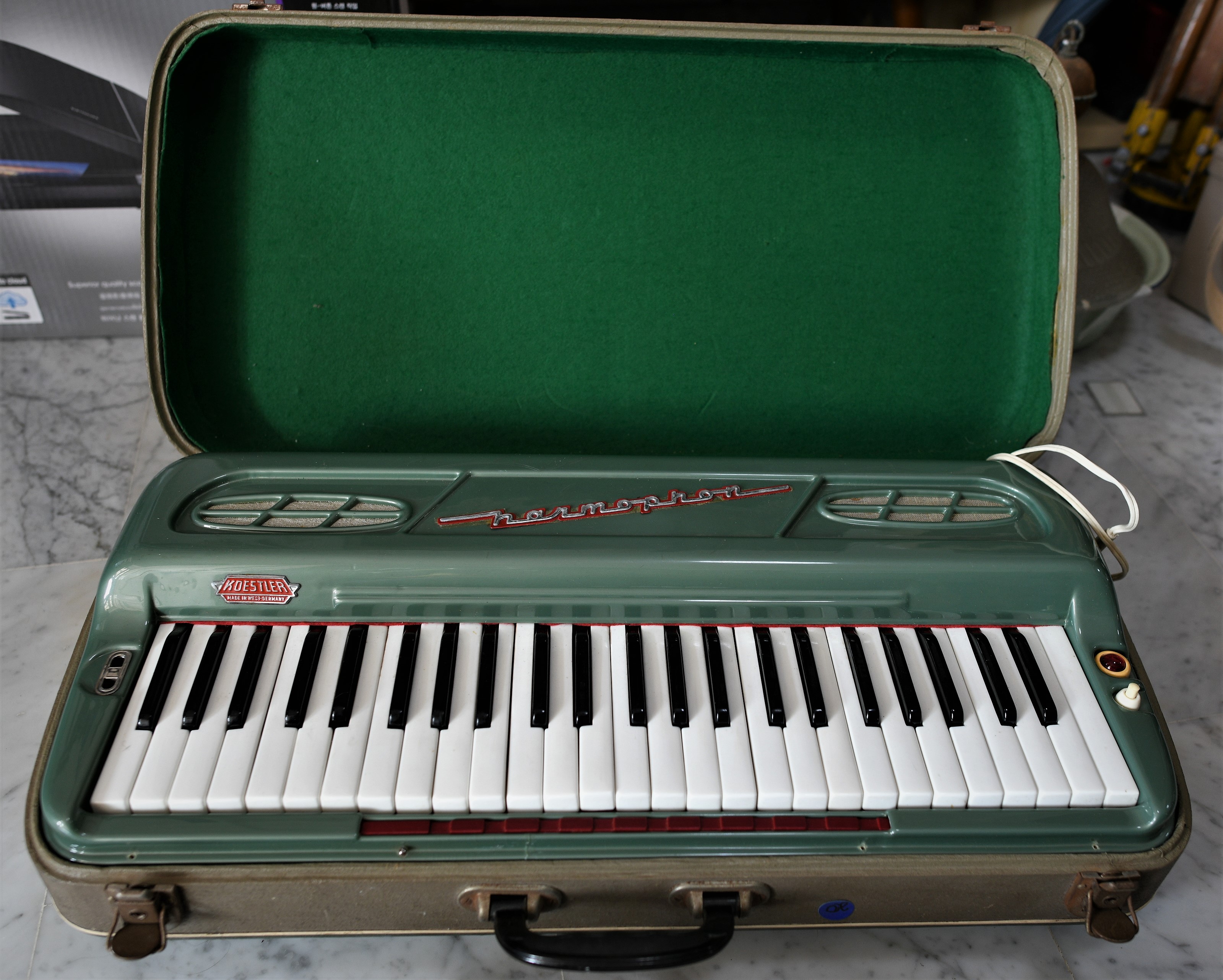 Old suitcase organ, Hobbies & Toys, Music & Media, Musical Instruments ...