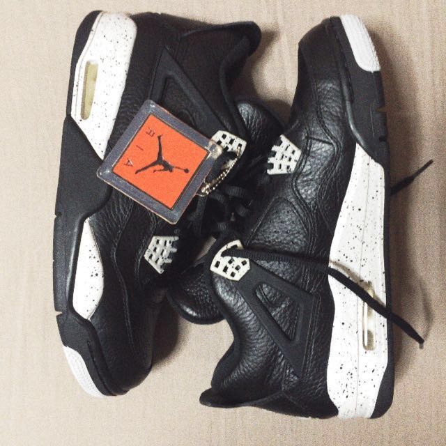 Air Jordan 4 Retro Oreos, Men's Fashion, Footwear, Sneakers on Carousell