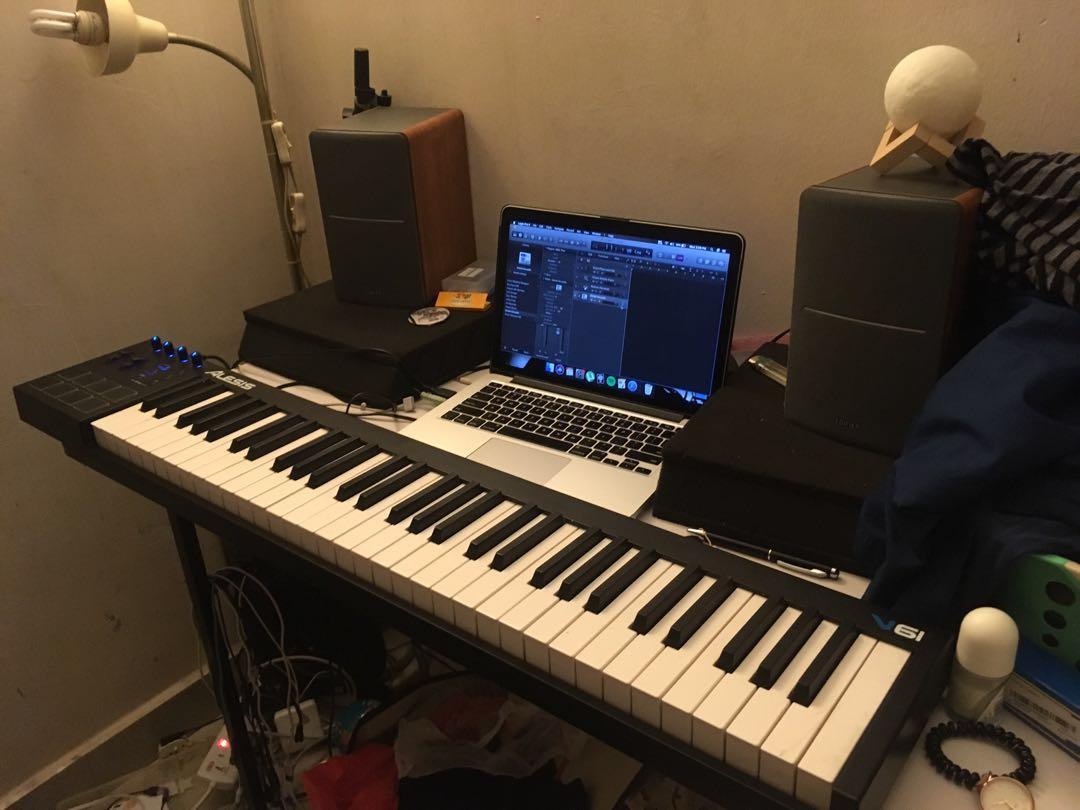 Alesis V61 | 61-Key USB MIDI Keyboard & Drum Pad Controller (8 Pads / 4 ...