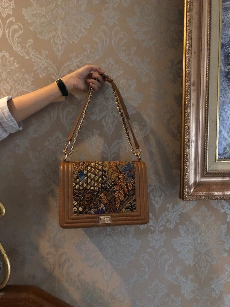 Tas Leather Batik Model Channel, Fesyen Wanita, Tas & Dompet di Carousell
