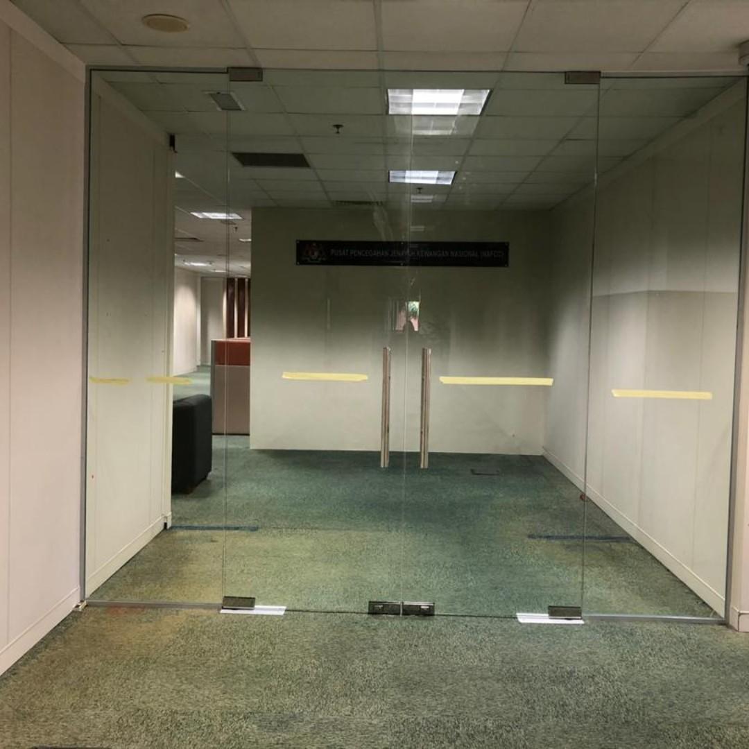 DINDING KACA TEBAL TEMPERED GLASS l 12mm, Services, Others on Carousell