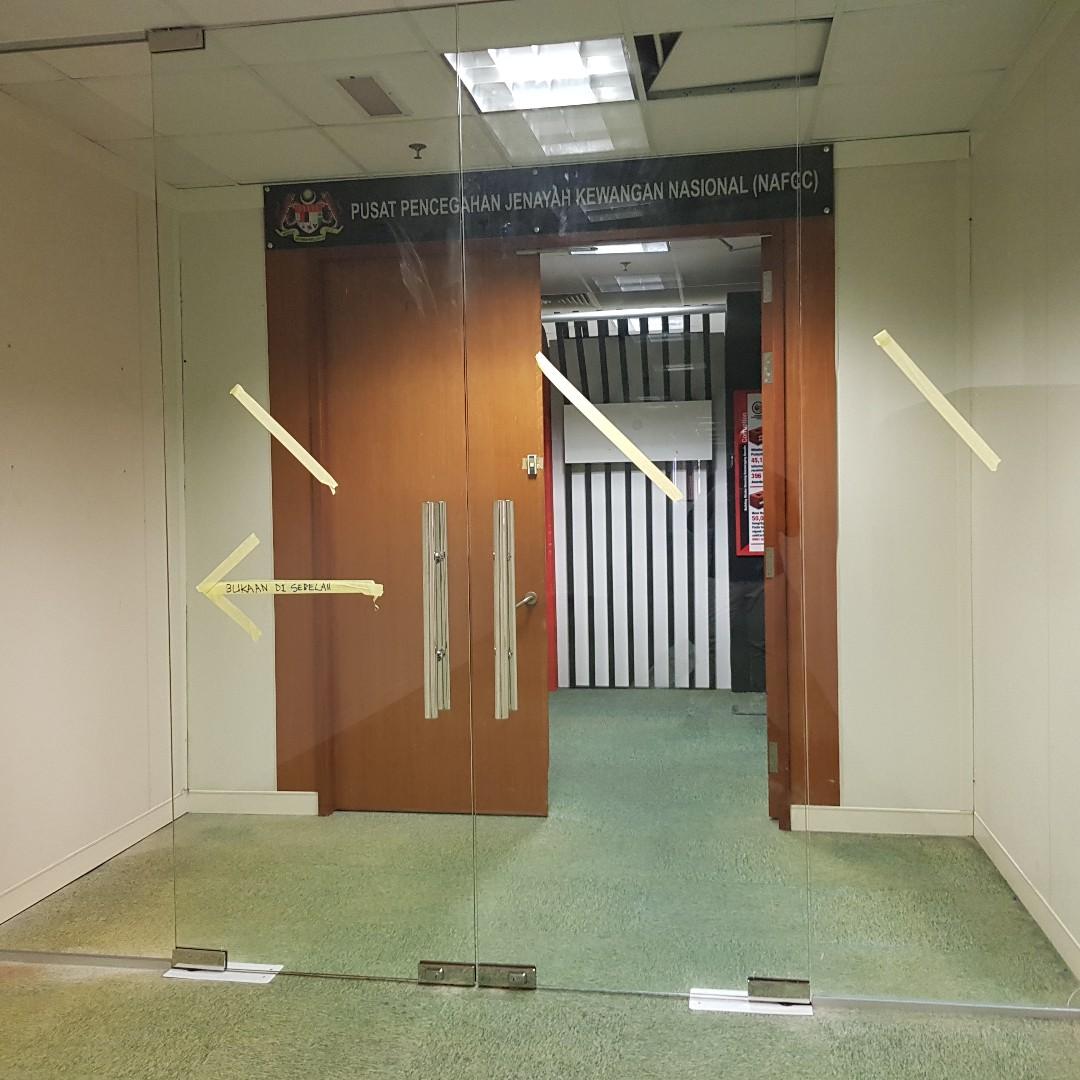 DINDING KACA TEBAL TEMPERED GLASS l 12mm, Services, Others on Carousell