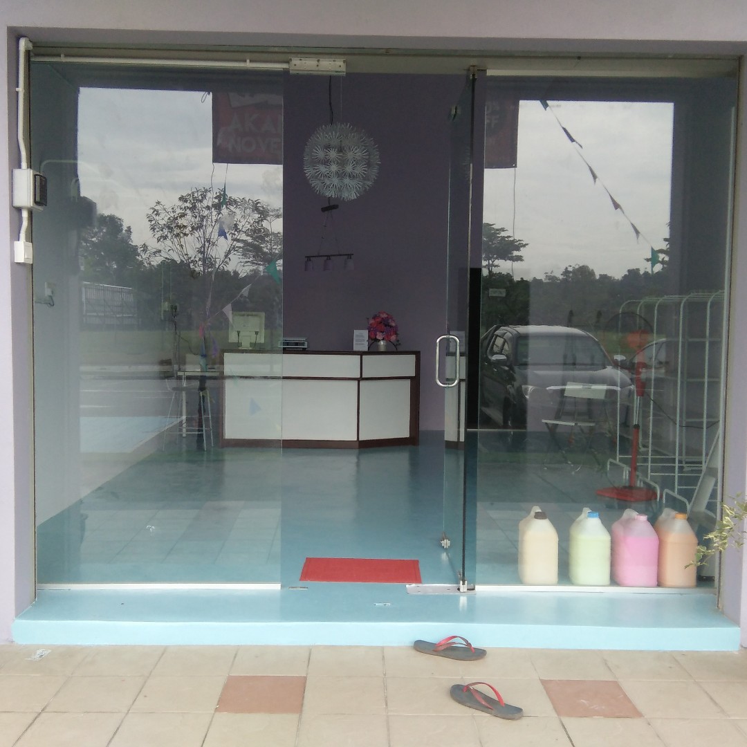 KACA DINDING TAHAN PECAH l 12mm tebal, Services, Others on Carousell