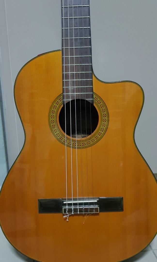 Selling classical guitar with capo, Hobbies & Toys, Music & Media ...