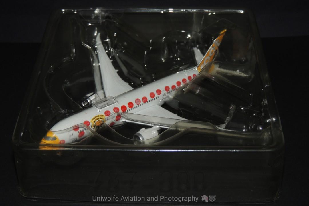 [RARE] Scoot Boeing 787-9 SG50 Livery 1:400, Hobbies & Toys, Toys ...