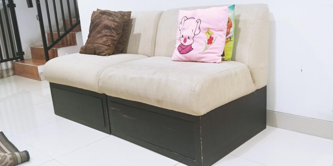 Sofa minimalis 2 laci, Perabotan Rumah di Carousell