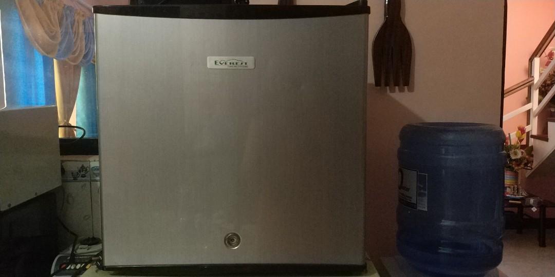 Everest Mini Refrigerator, TV & Home Appliances, Kitchen Appliances ...
