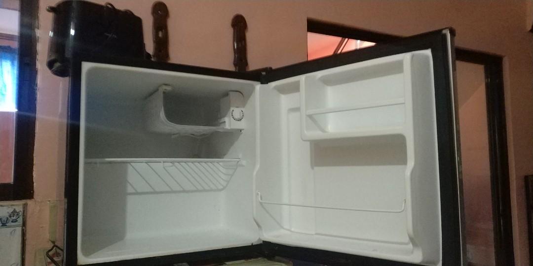 Everest Mini Refrigerator, TV & Home Appliances, Kitchen Appliances ...