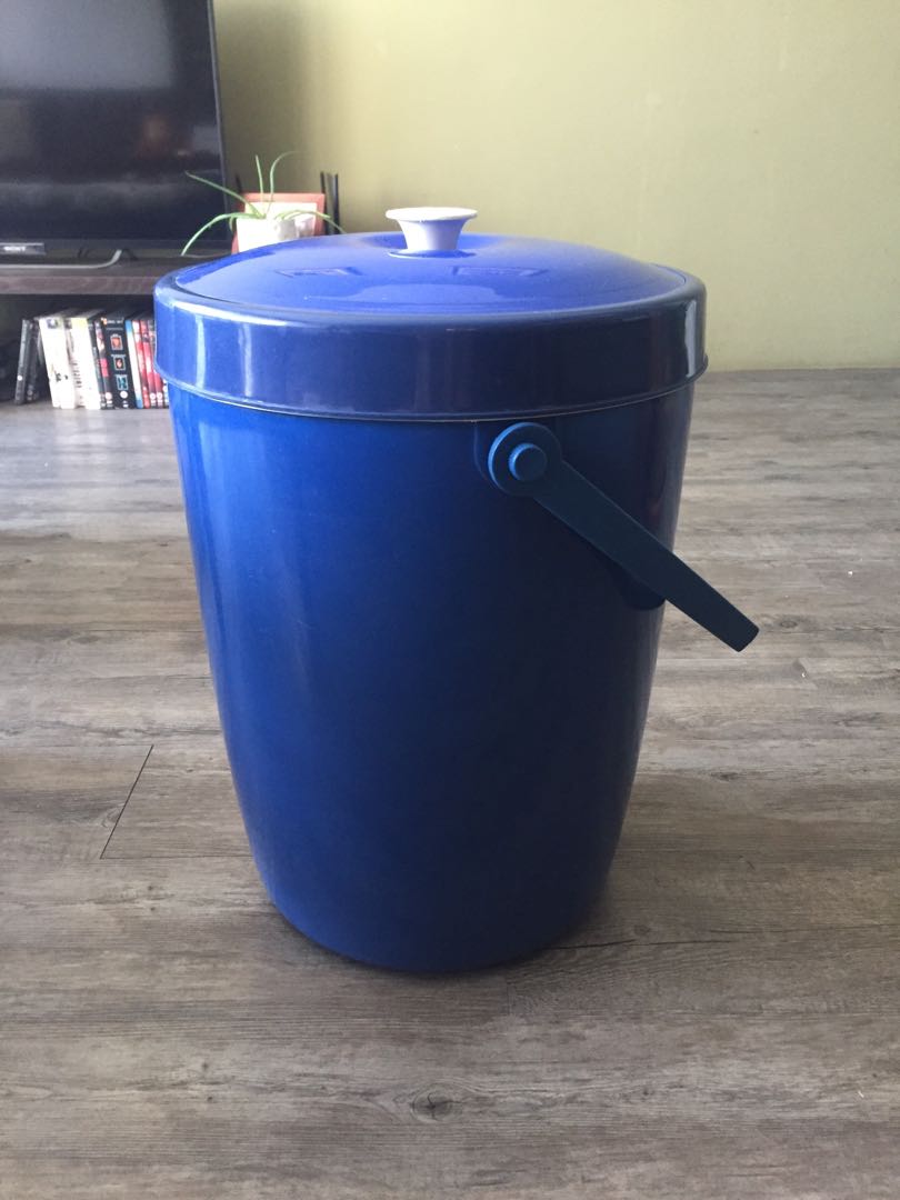 Plastic ice-bucket / cool-box! 25 litres. Keep rice hot, drinks cold ...