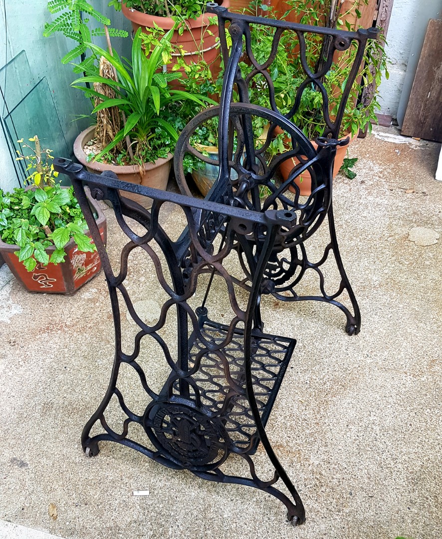 Antique Cast-iron Spider-Web Singer Sewing machine. WhatsApp 96337309 ...