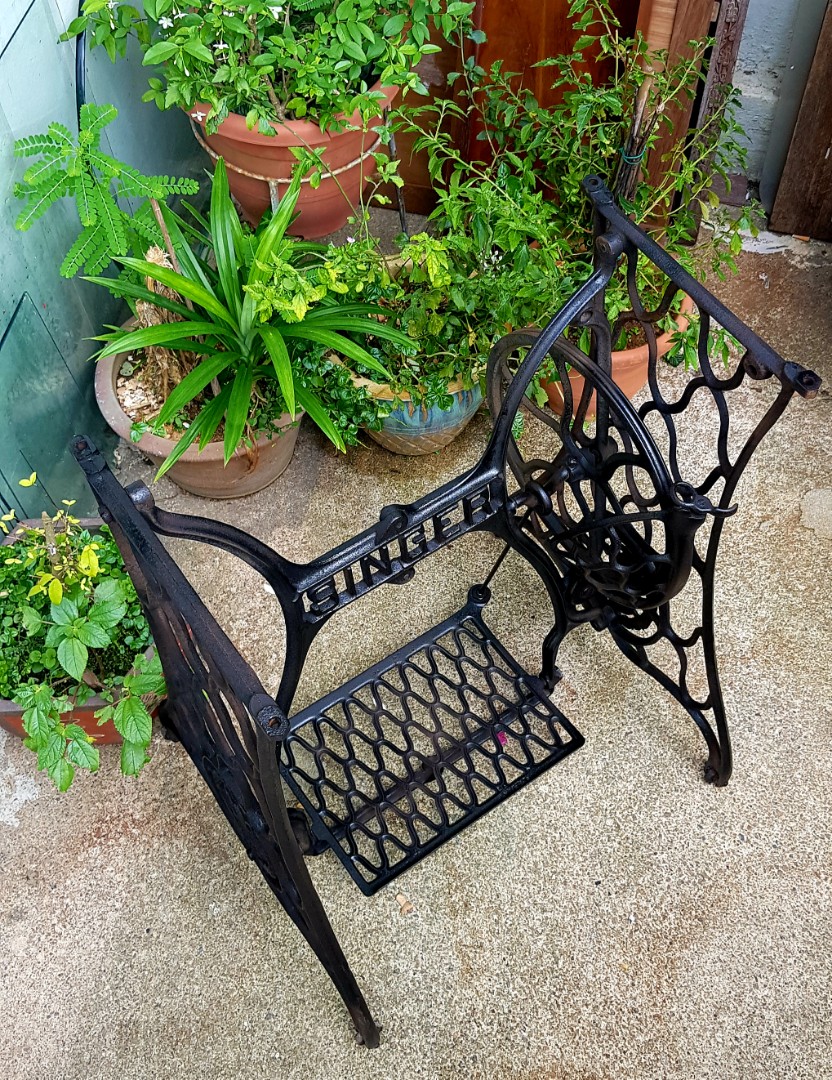 Antique Cast-iron Spider-Web Singer Sewing machine. WhatsApp 96337309 ...