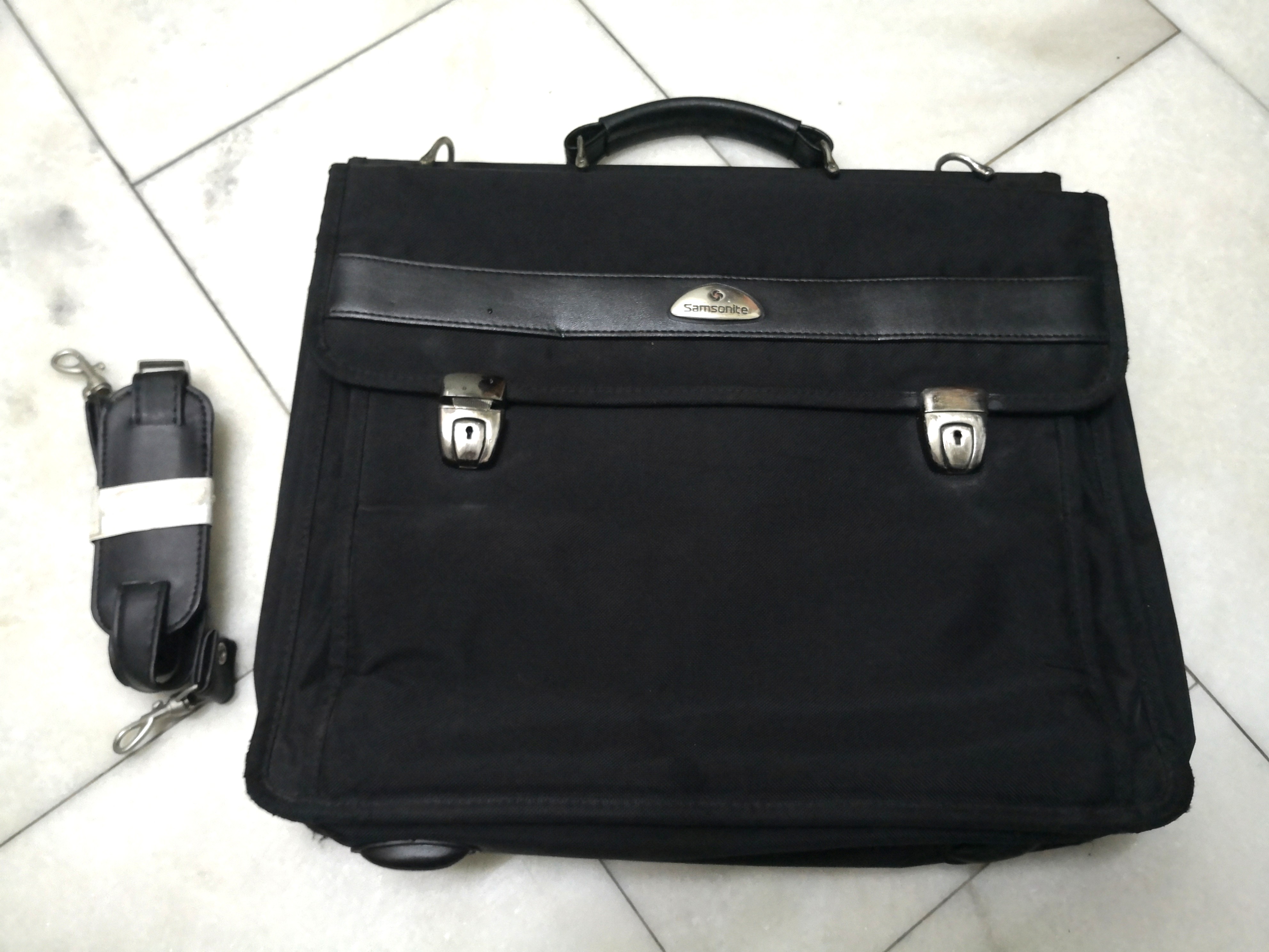 Samsonite briefcase, Men's Fashion, Bags, Briefcases on Carousell