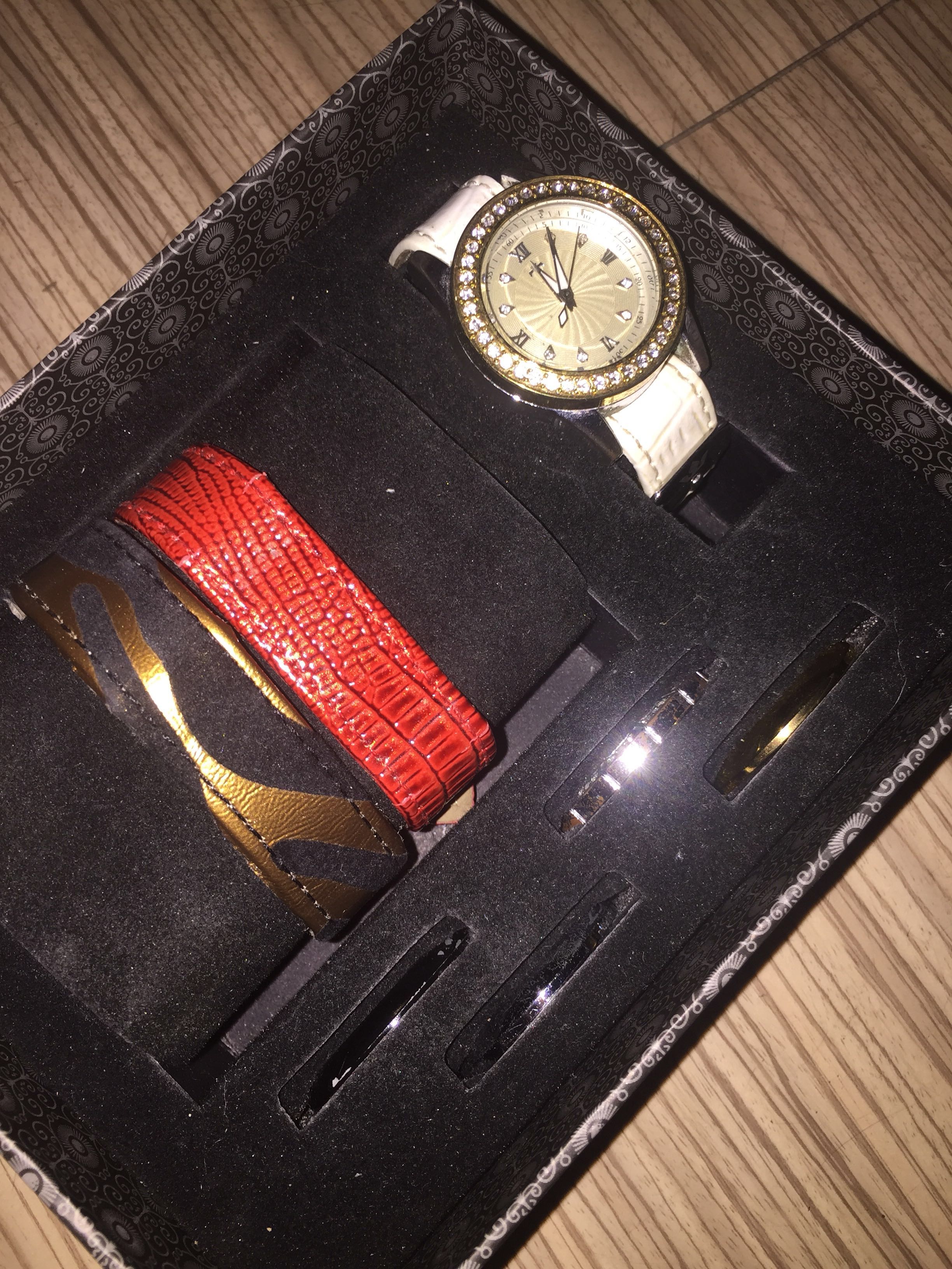 Tomato Time Watch with switchable straps, Women's Fashion, Watches ...