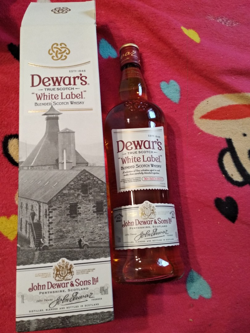 Dewar's whisky, Food & Drinks, Alcoholic Beverages on Carousell