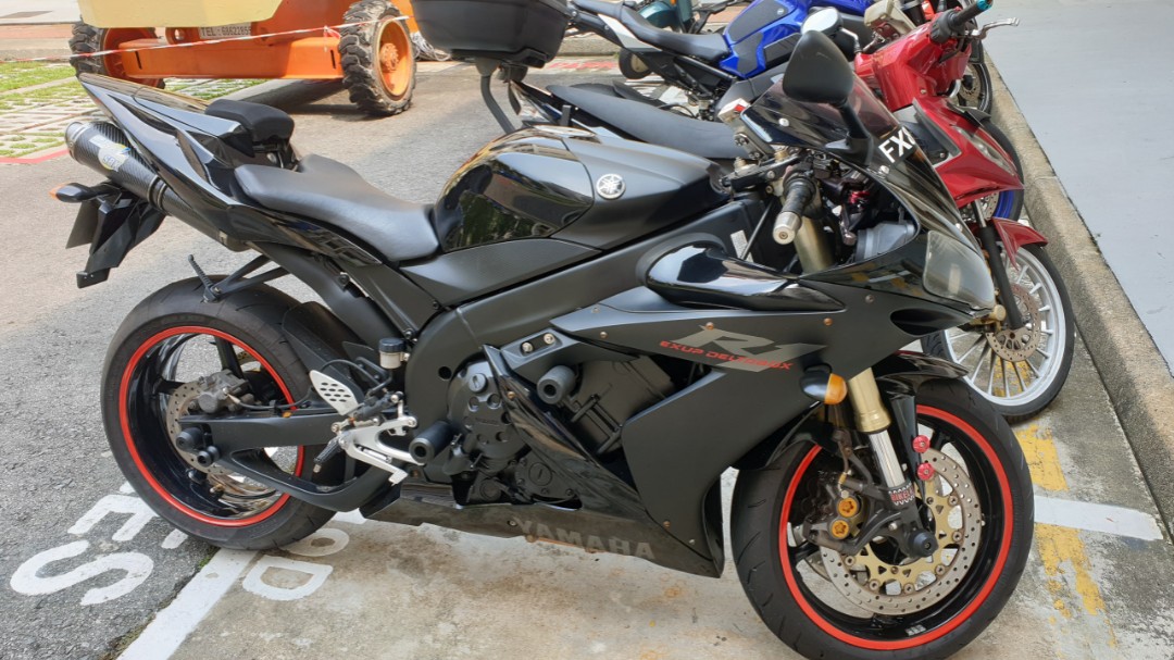 Custom Black Yamaha R1