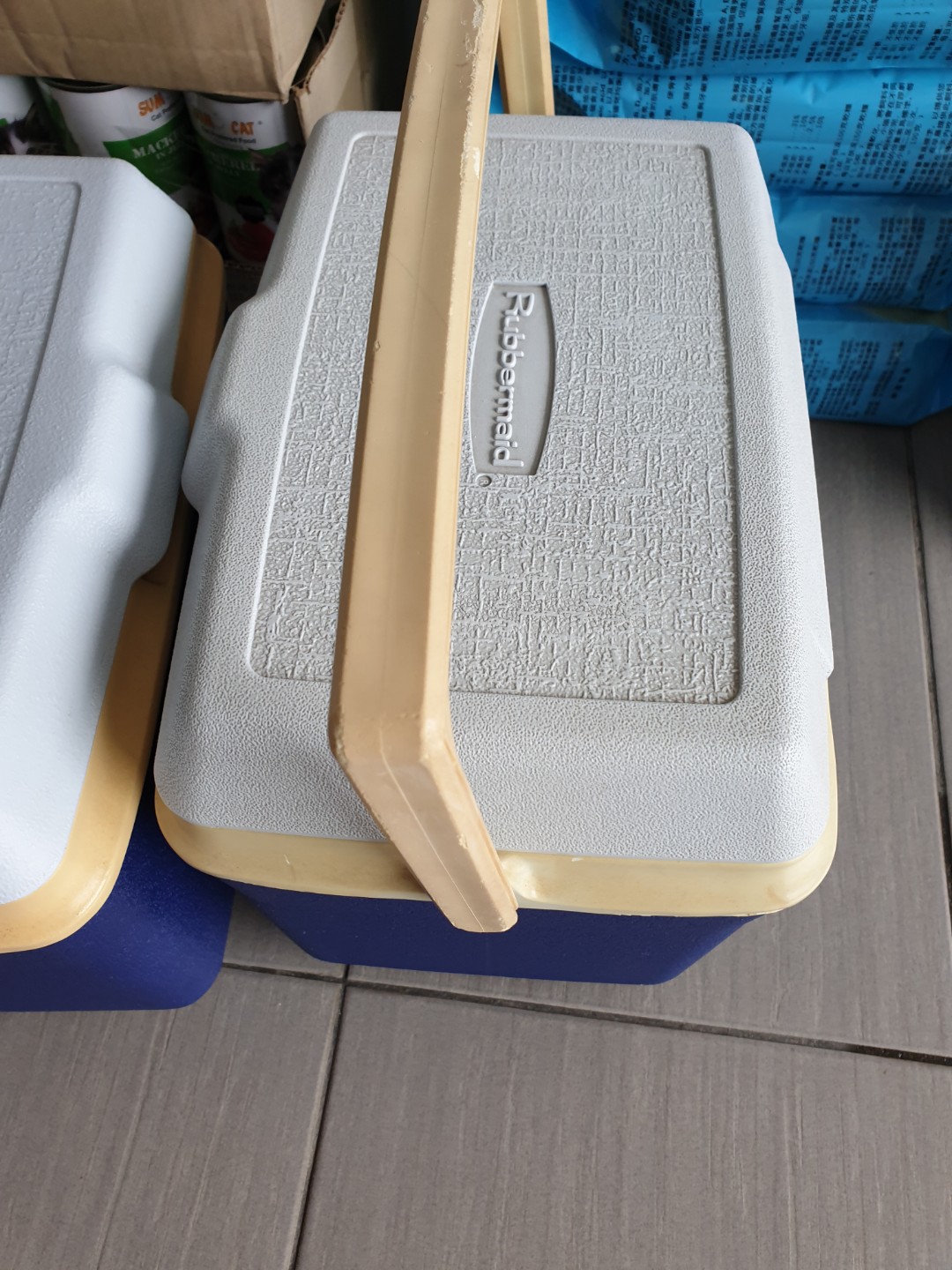 Rubbermaid cooler box, Everything Else on Carousell