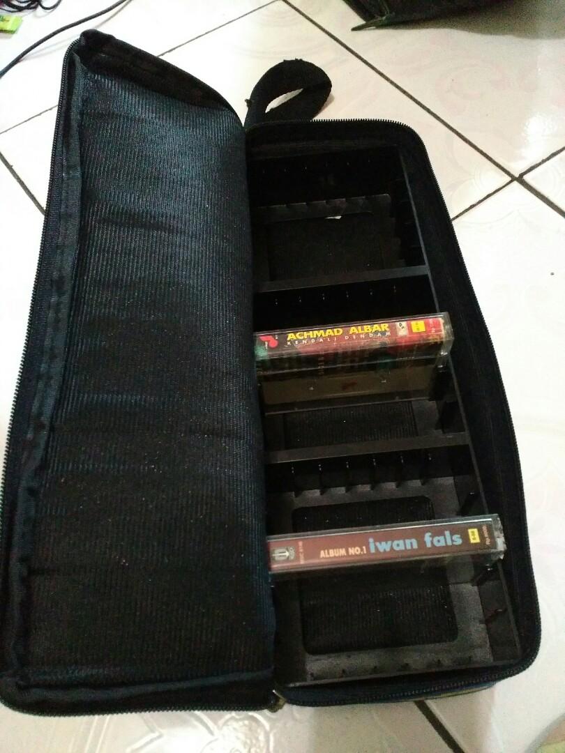 Tas tempat kaset, Musik & Media, CD, DVD & Lainnya di Carousell