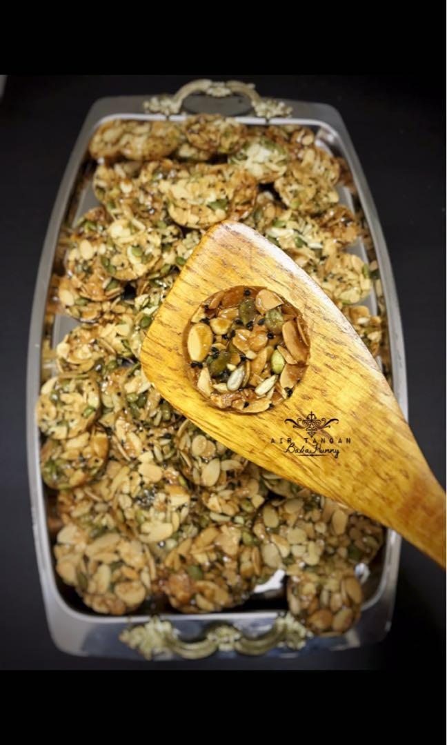 Florentine crunchy biskut, Food & Drinks, Homemade Bakes on Carousell