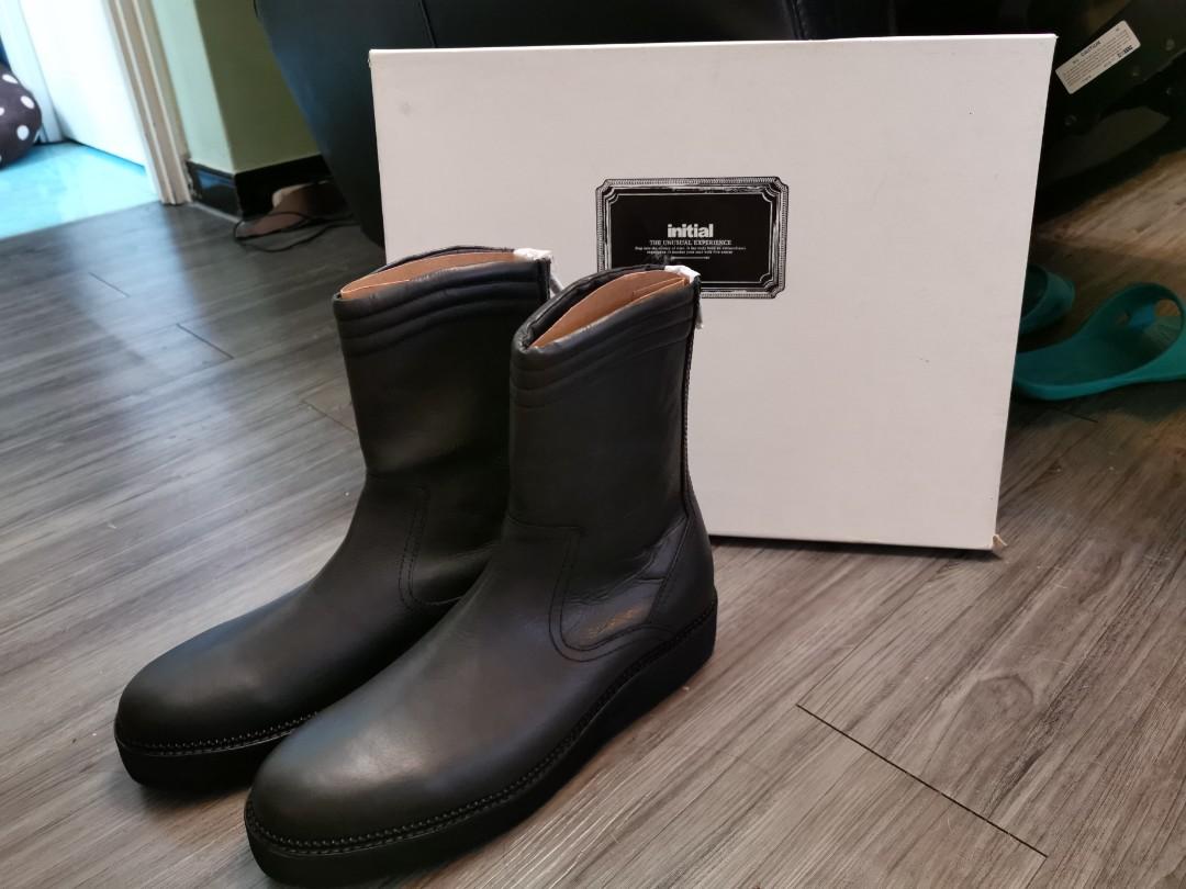Initial boot, 男裝, 鞋, 靴 on Carousell