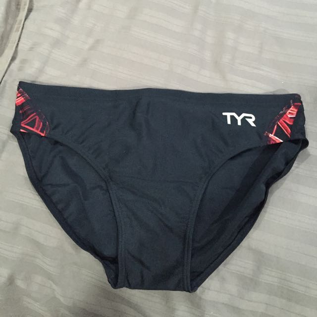 TYR Swimming Trunks Black Sz38, Men's Fashion, Activewear on Carousell