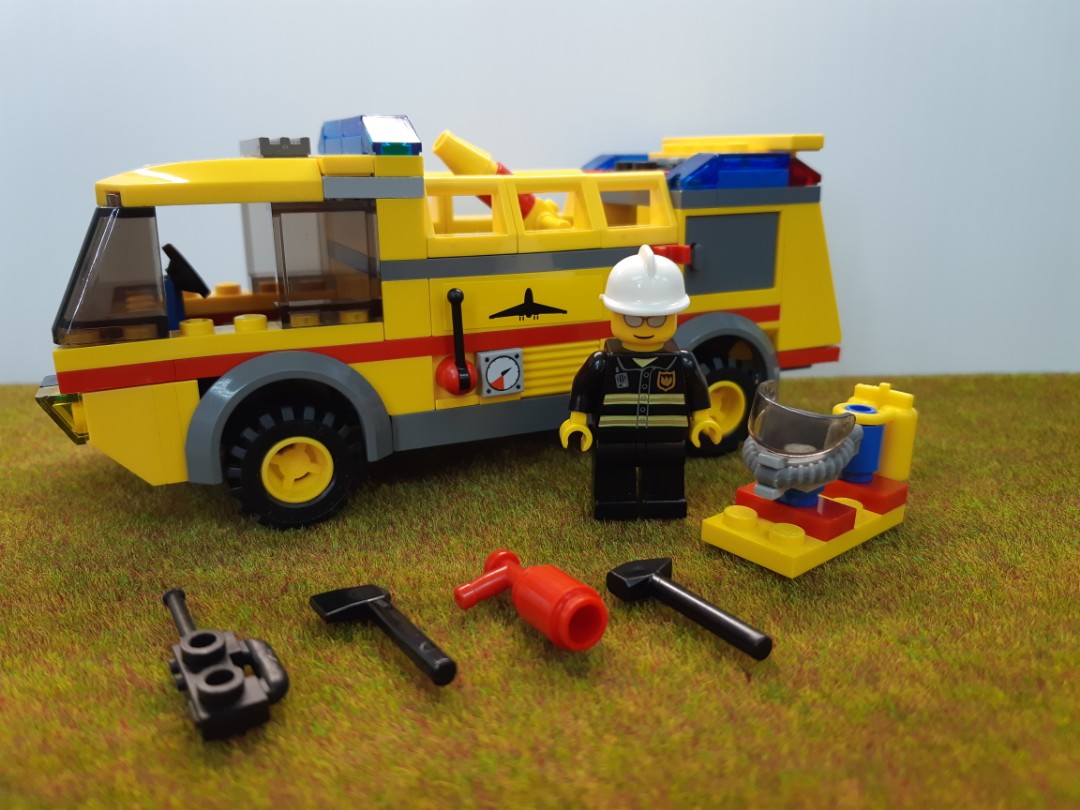 Lego City 7891 Airport Fire Truck, 興趣及遊戲, 玩具 & 遊戲類 - Carousell