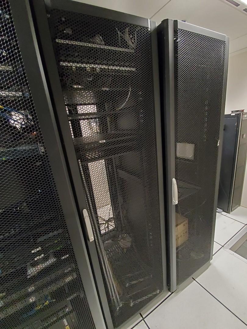 42U Server Rack 600x900, 傢俬＆家居, 傢俬, 櫃子、組合櫃及置物架 - Carousell