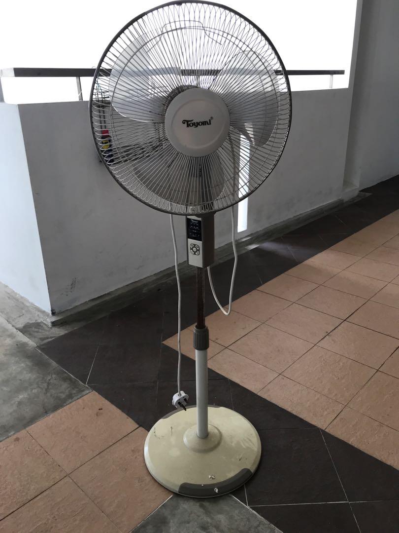 Toyomi stand fan only $5, Furniture & Home Living, Lighting & Fans ...