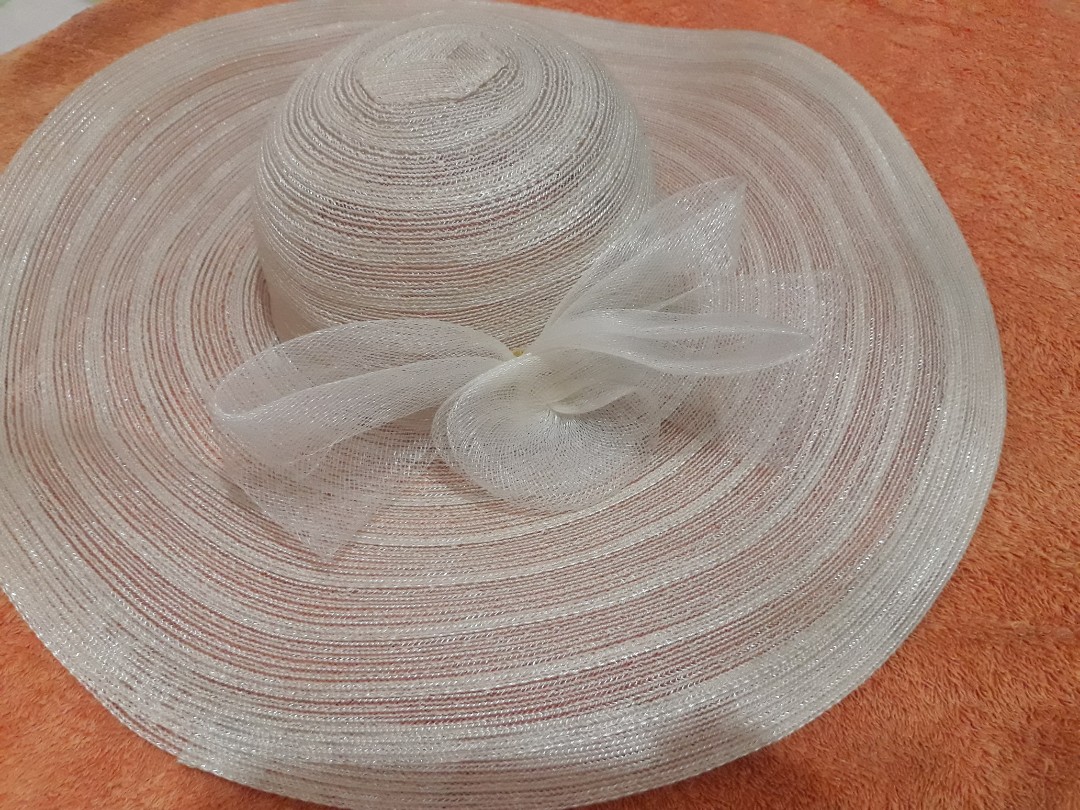 Topi Pantai, Fesyen Wanita, Aksesoris di Carousell