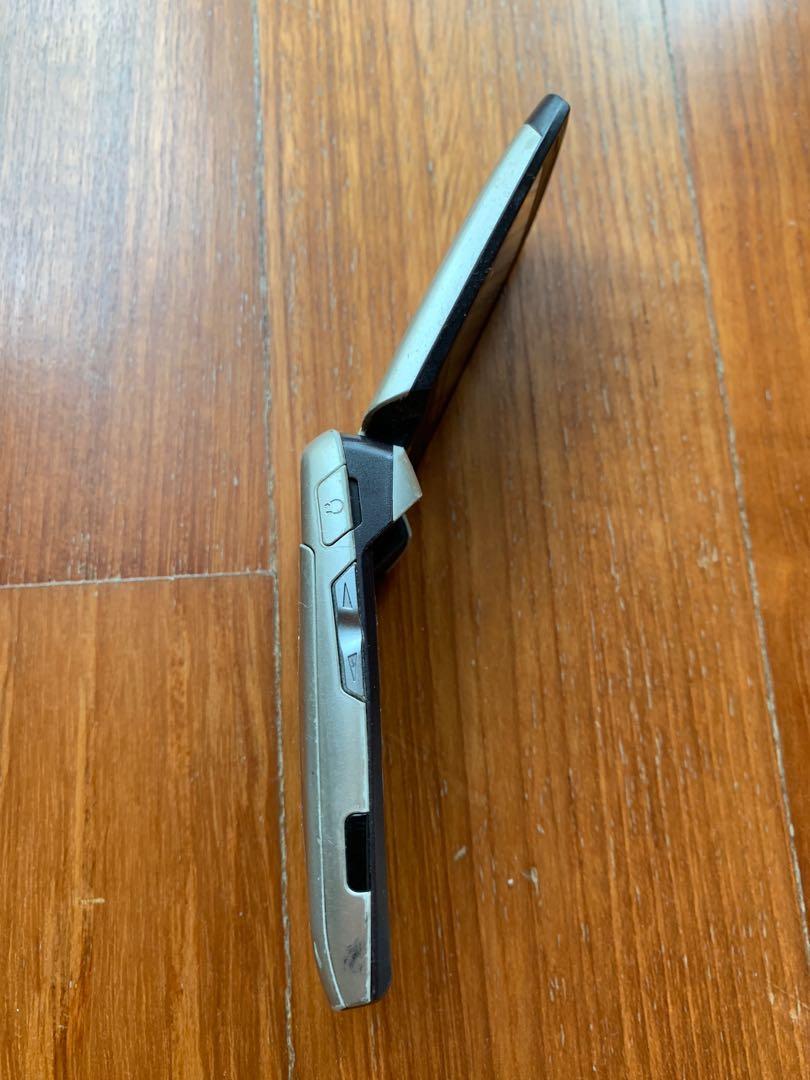 Vintage Samsung clamshell phone & charger, Mobile Phones & Gadgets ...