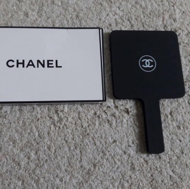 CHANEL Mirror - VIP Gift, Kesehatan & Kecantikan, Rias Wajah di Carousell